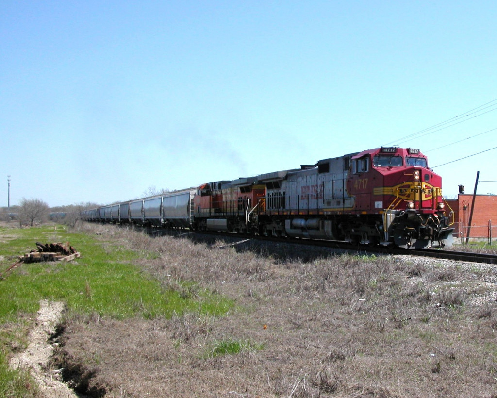 BNSF 4717 5Mar2012 SB w/Hoppers Approaching FM3407 (Wonder World Drive)